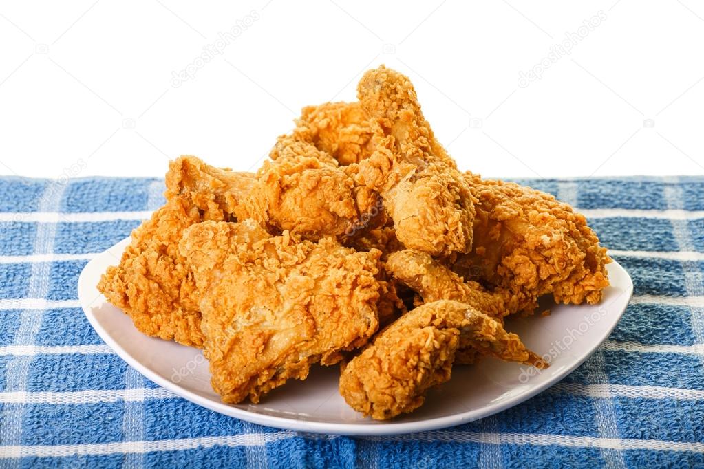 Pollo frito dorado en plato y mantel — Foto de stock © dbvirago #27939507