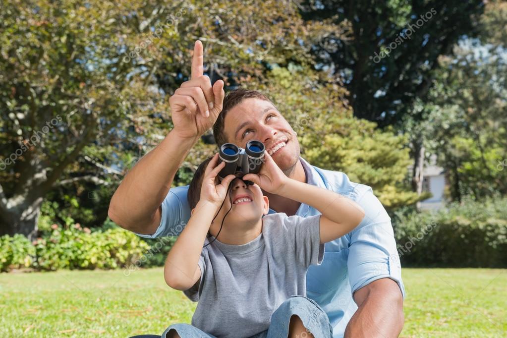 Pai E Filho Olhando Para O Céu Com Binóculos — Fotografias De Stock
