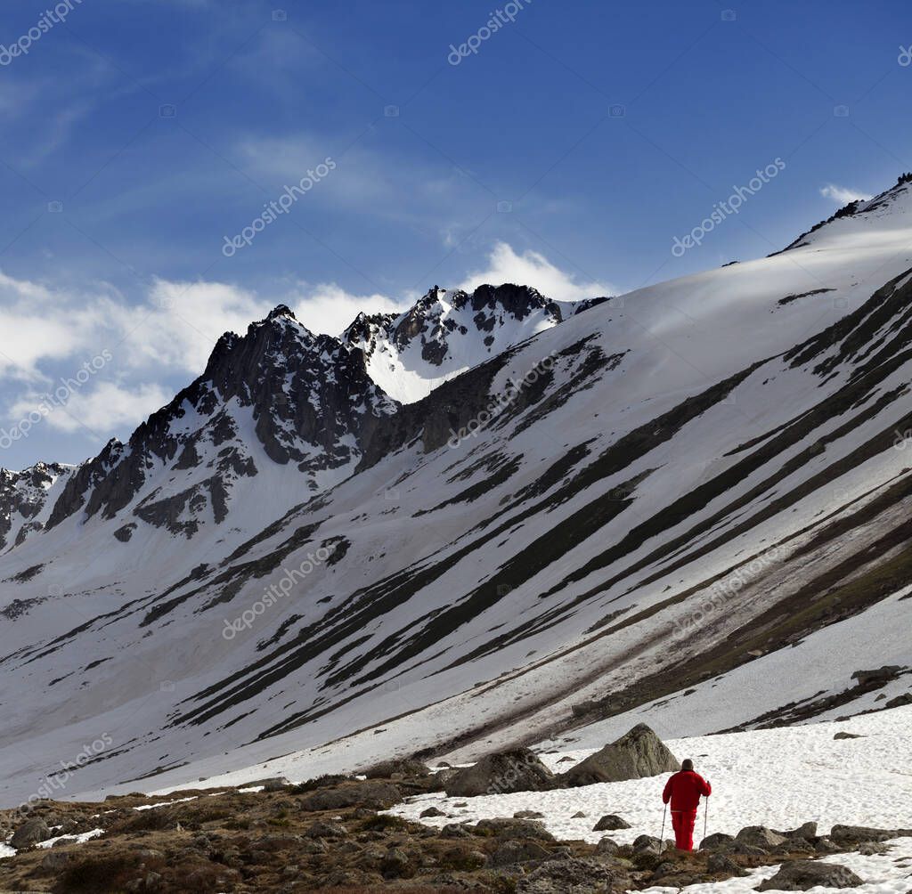 Senderista en las montañas nevadas en la noche del sol. Turquía ...