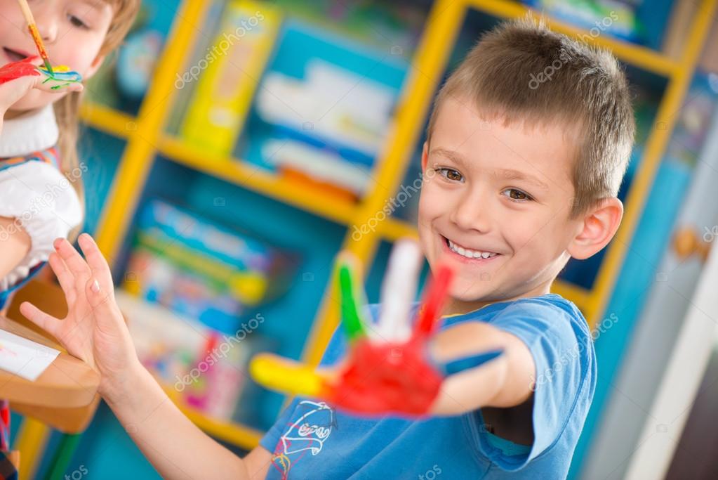 Lindos niños pintando en el jardín de infantes 2025