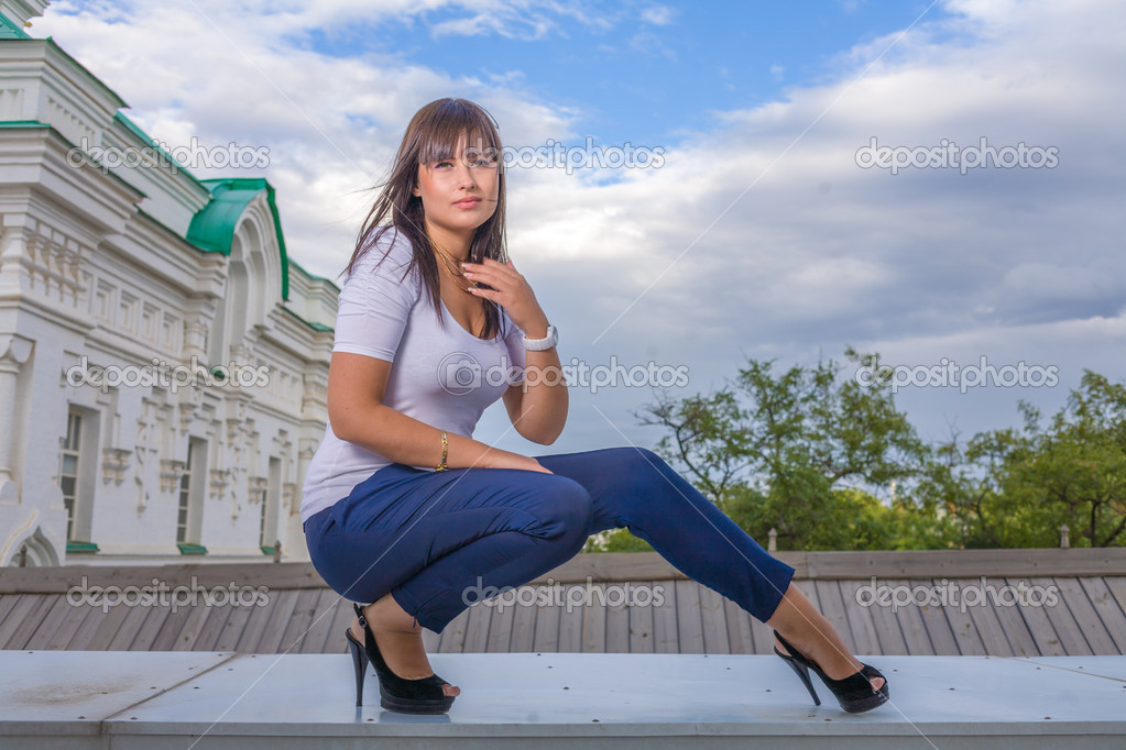 modelo posando delante de un edificio alto 2023