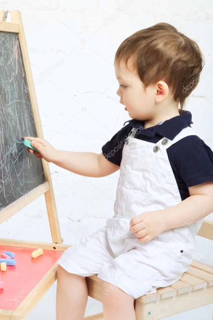 Child Drawing With Chalk Stock Photo by ©mr_Brightside 25213345