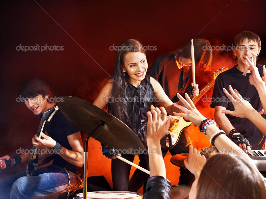Banda tocando instrumento musical . — Foto de stock #13615037 © poznyakov