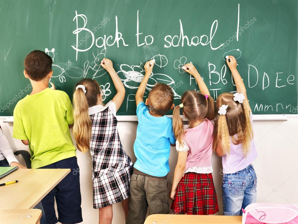 Niños escribiendo en pizarra. 2024