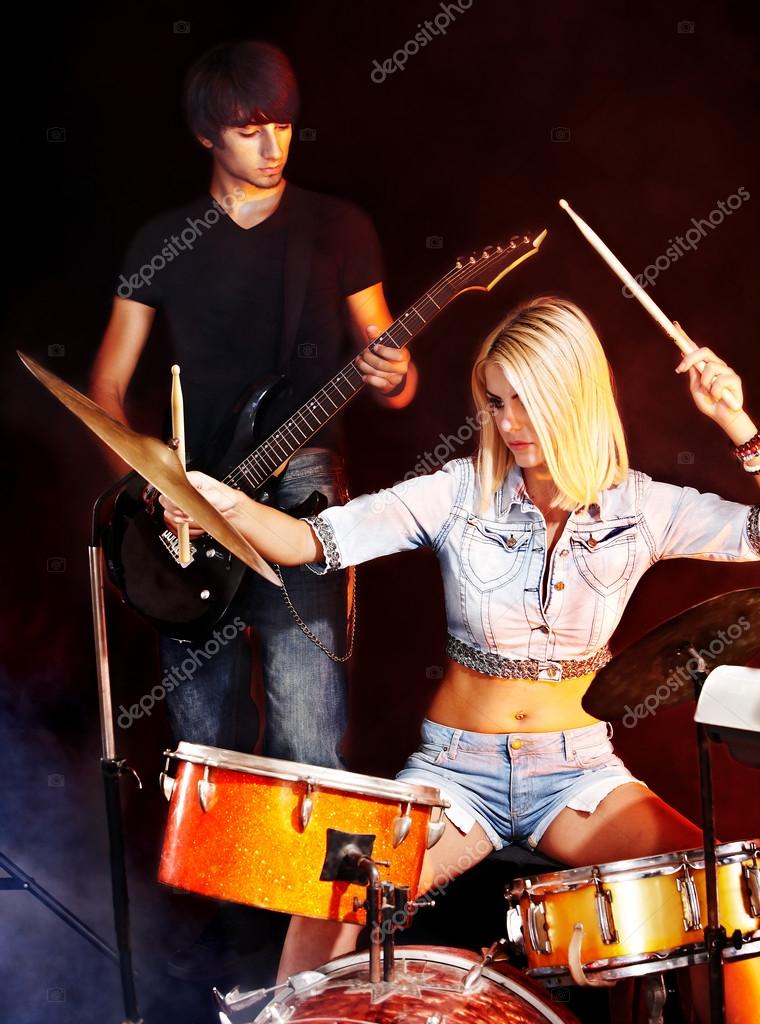 Banda tocando instrumento musical . — Foto de stock #30143735 © poznyakov