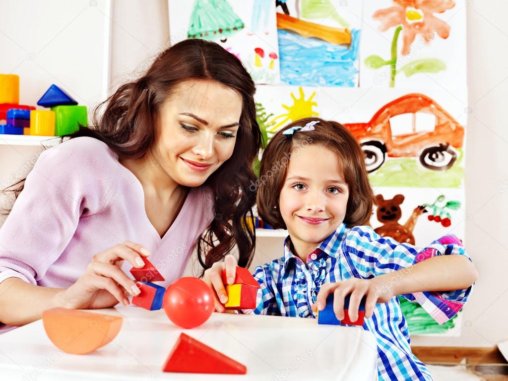 Familia con ni os jugando ladrillos. 2024