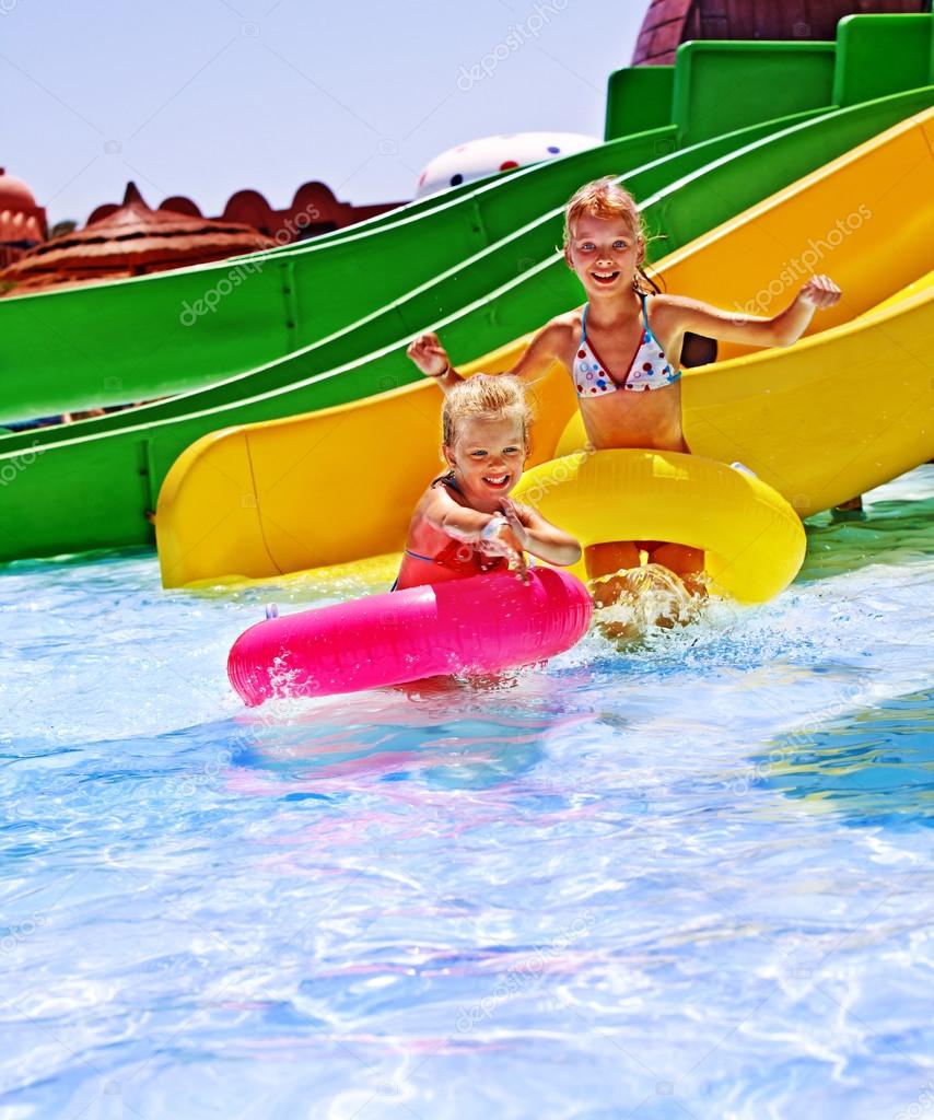 Niños en tobogán acuático en aquapark. 2023