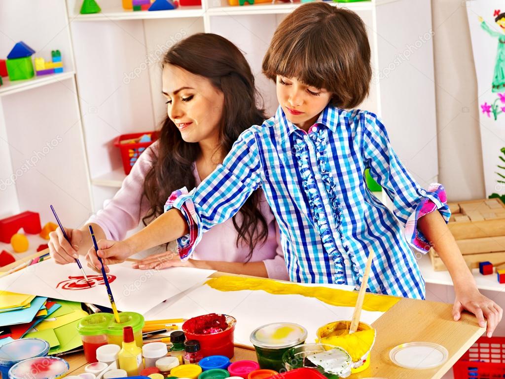 Familia con niños jugando ladrillos. 2024