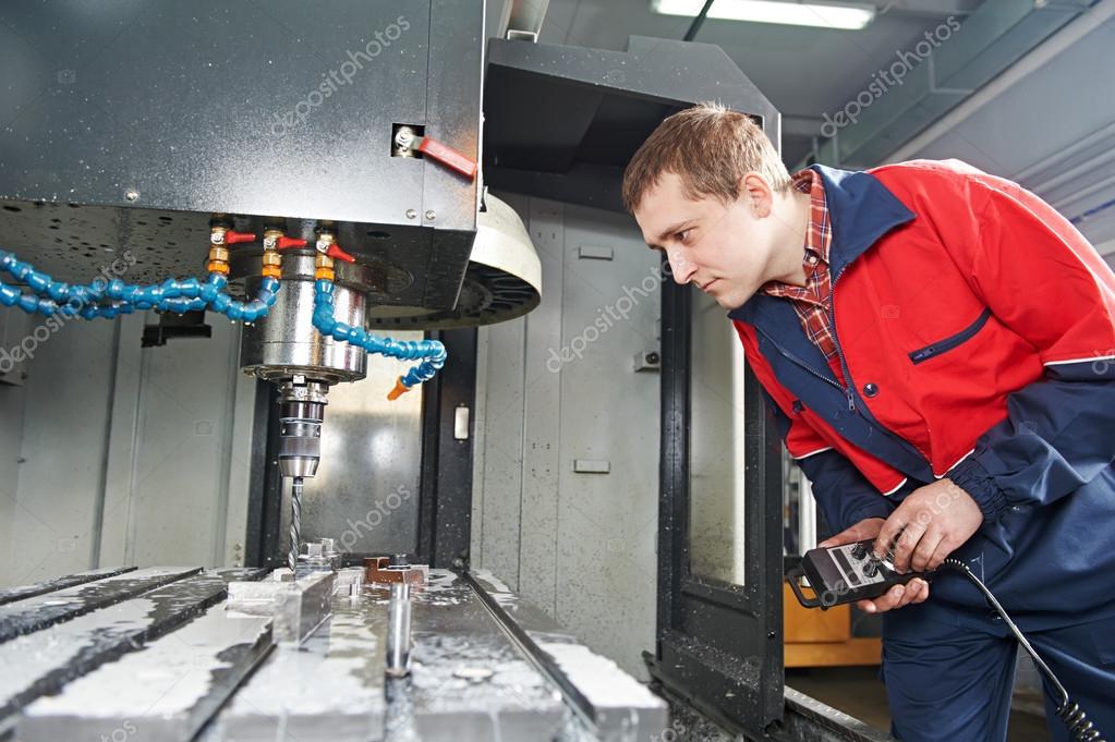 Trabajador que opera el centro de la máquina CNC 2024