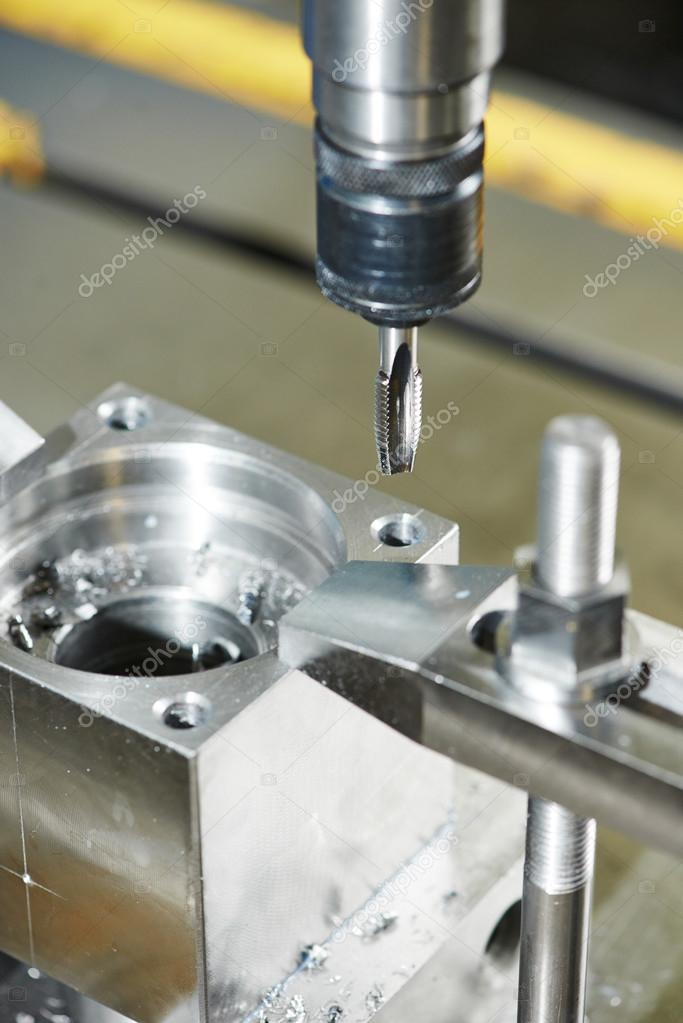 Proceso de primer plano de roscado de metal — Foto de stock #44105887 ...