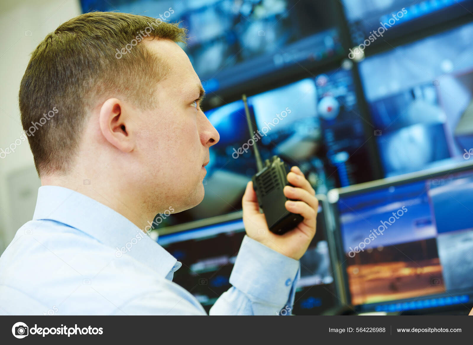 Seguridad Vigilancia Oficial Guardia Viendo Sistema Monitoreo Video ...