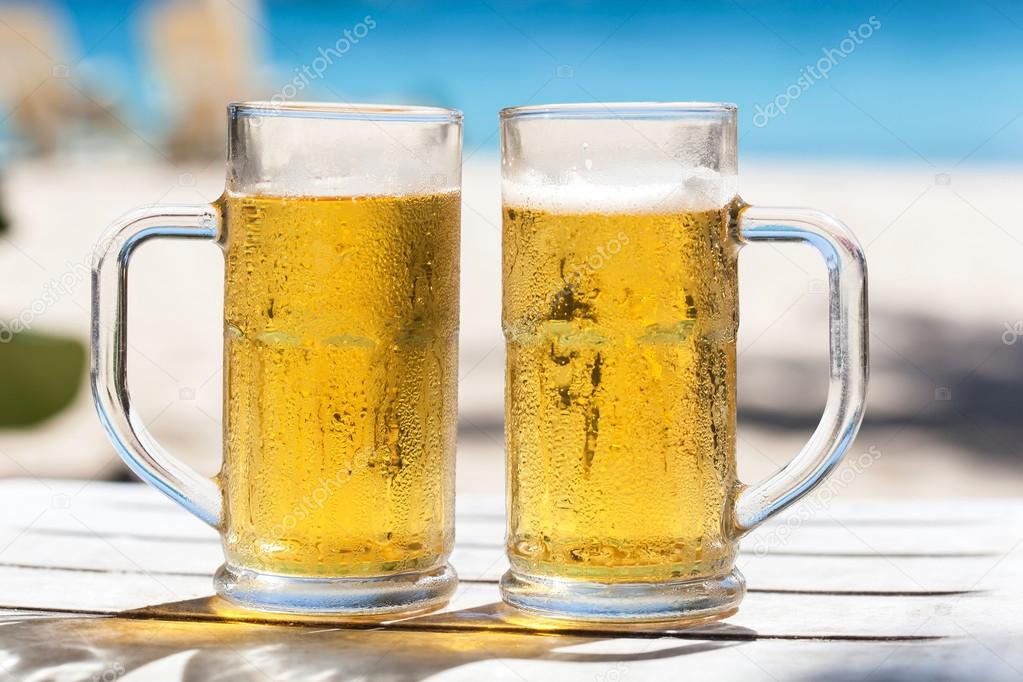Dois copos de cerveja — Fotografia de Stock #38398457