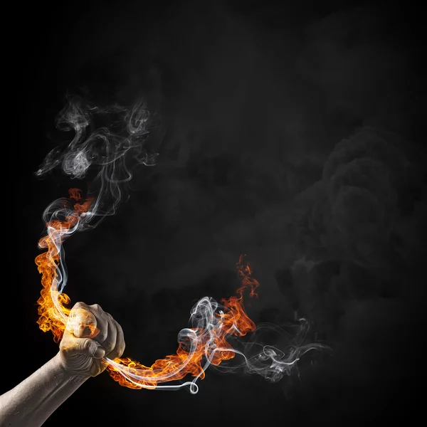 Fuego ardiendo en sus manos — Foto de stock #189037870 © SergeyNivens