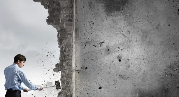 Fotos de Quebrando muro, Imagens de Quebrando muro sem royalties ...