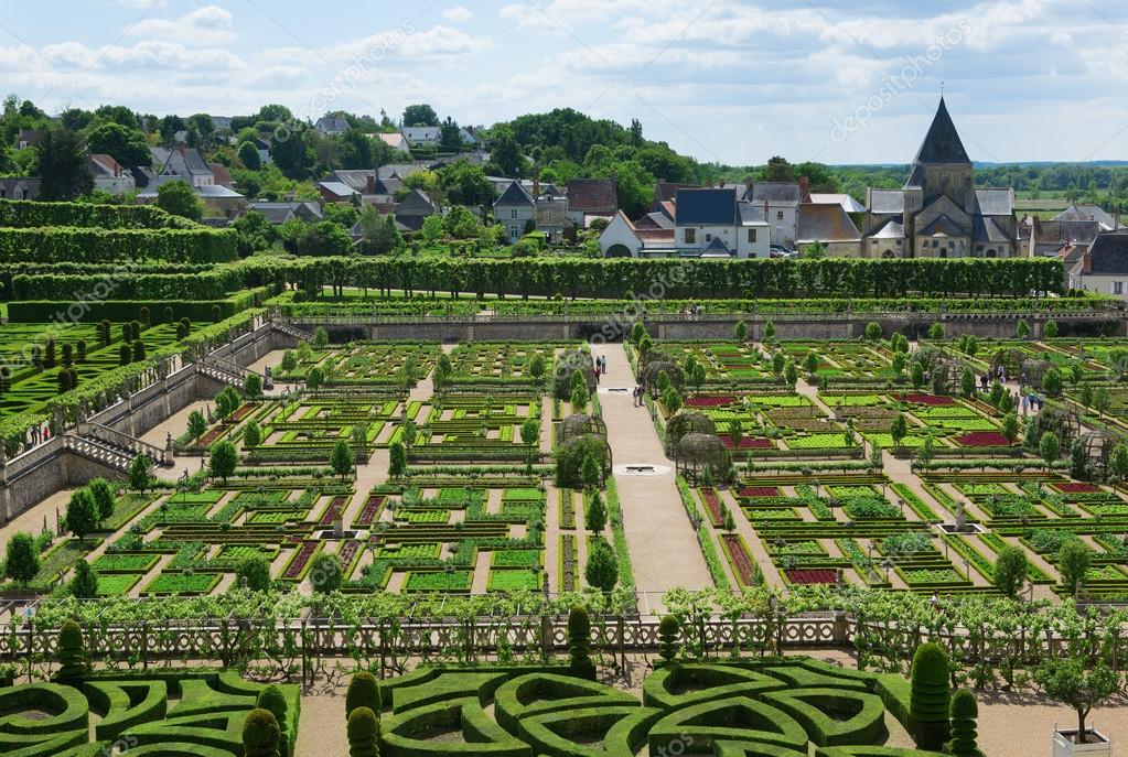 Topiary and kitchen garden in the Villandry castle — Stock Photo ...