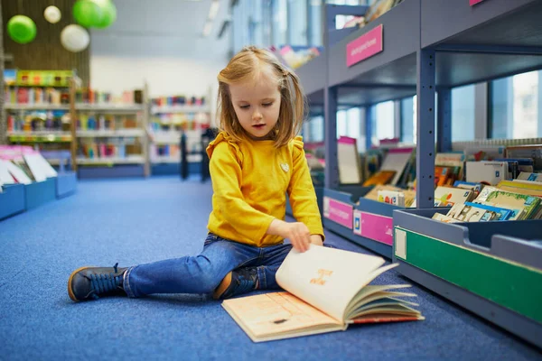 Fotos de Criança na biblioteca, Imagens de Criança na biblioteca sem ...