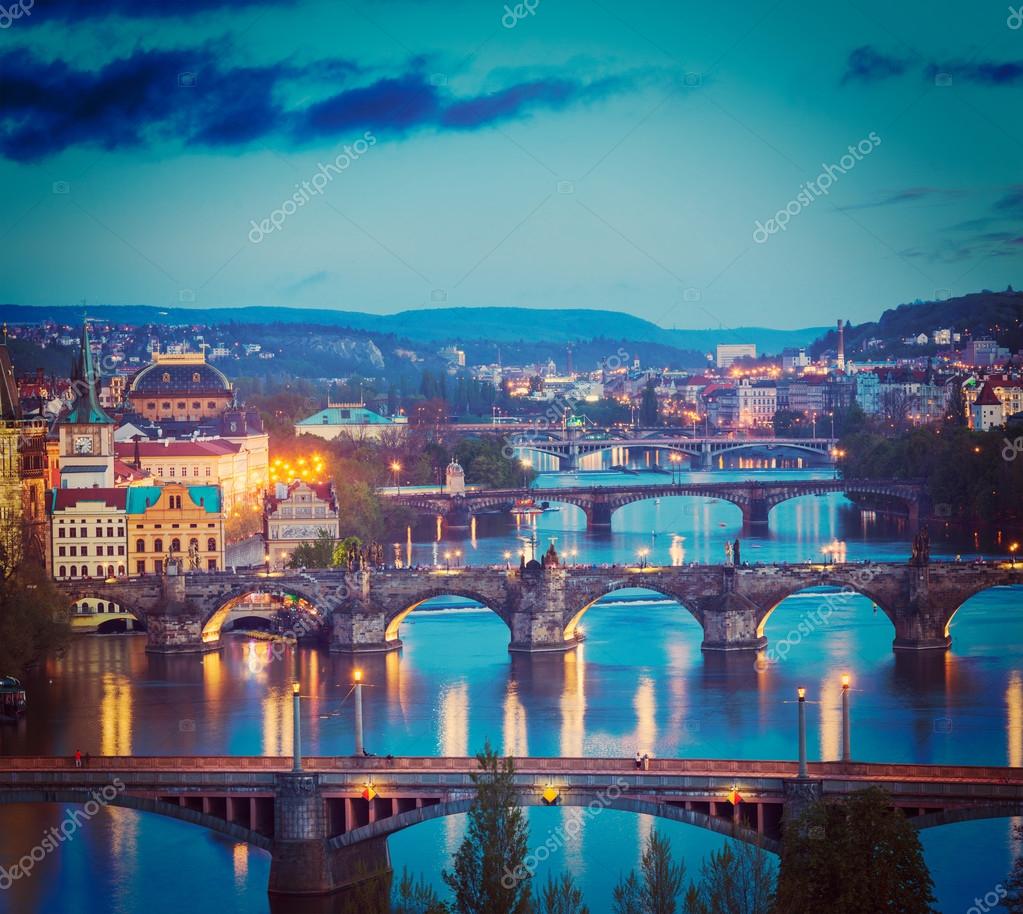 Vista panorámica de los puentes de Praga sobre el río Moldava 2023