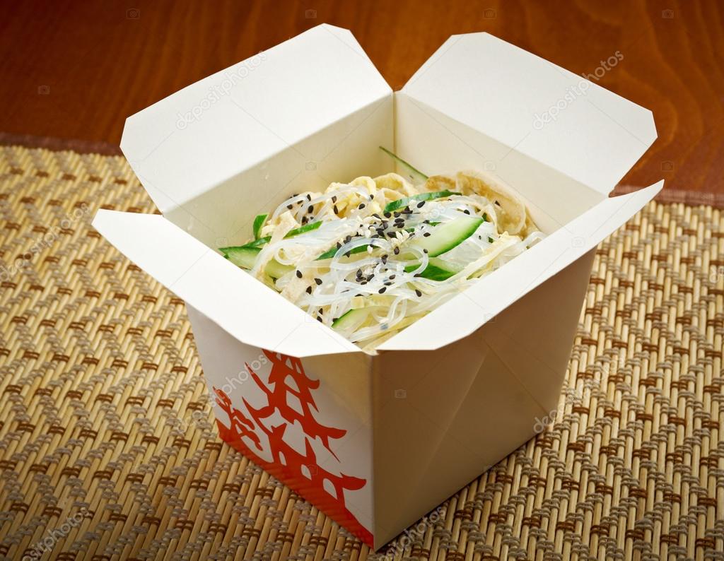 Caja comida china para llevar | fideos de arroz chino — Foto de stock ...