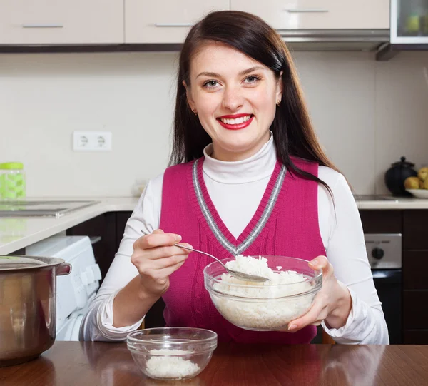 Fotos de Mulher comendo arroz cozido, Imagens de Mulher comendo arroz ...