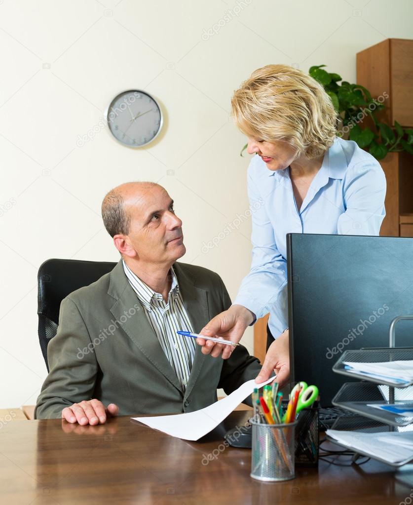 Jefe que habla con secretaria — Foto de stock © Jim_Filim #50778757