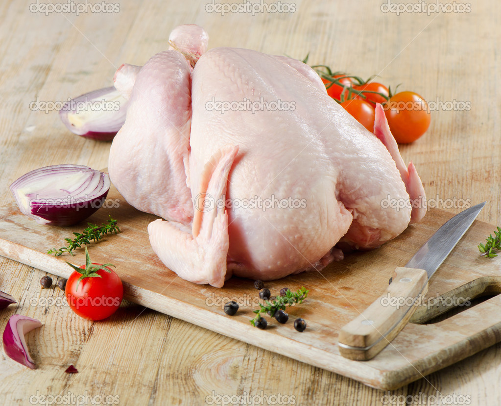 frango inteiro cru em uma mesa de madeira — Foto Stock © bit245 #40292275