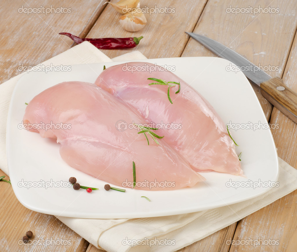 Filetes de pechuga de pollo crudo — Foto de stock #42880939 © bit245