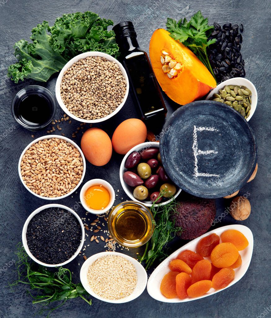 Alimentos ricos en vitamina E sobre fondo oscuro. Concepto de dieta saludable. Vista superior ...
