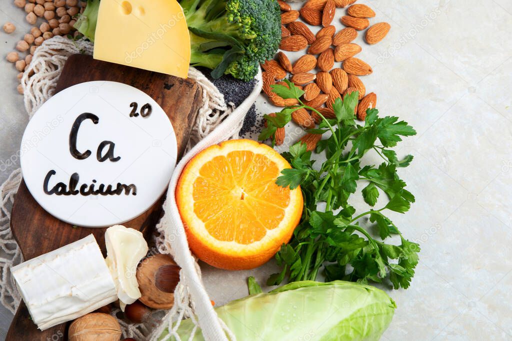 Alimento saludable alto en calcio sobre fondo claro. Productos l cteos, verduras y ...