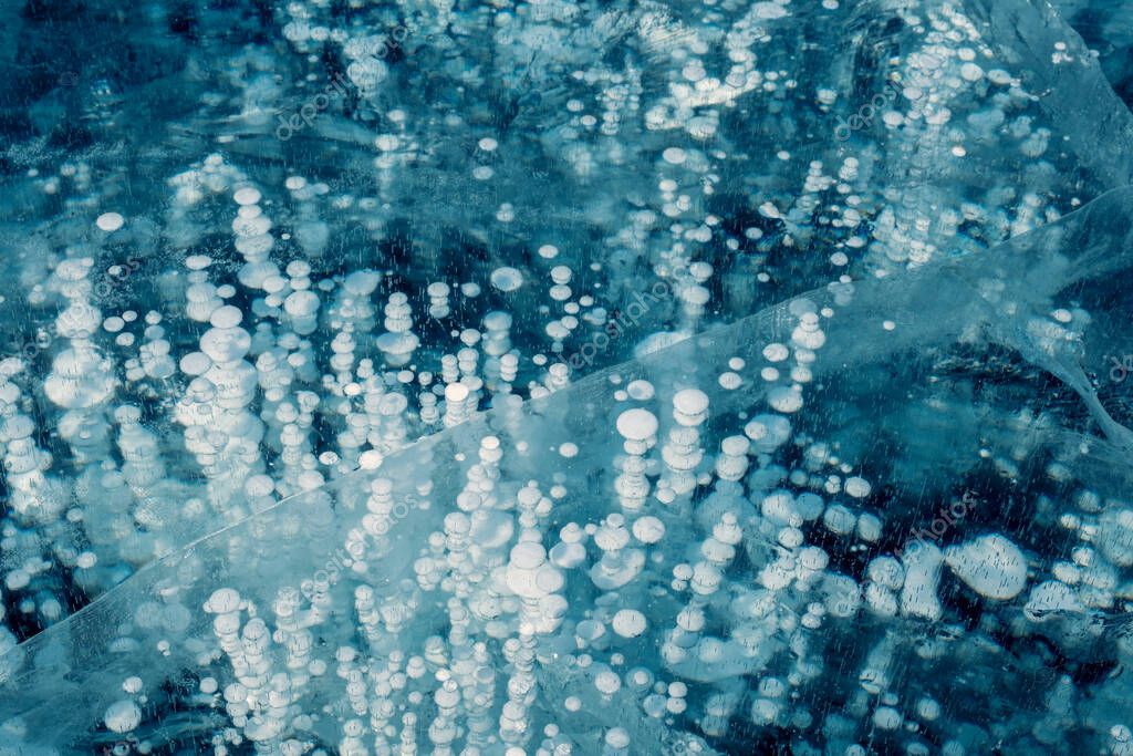 Hermoso hielo azul transparente y burbujas de metano congelado en la ...