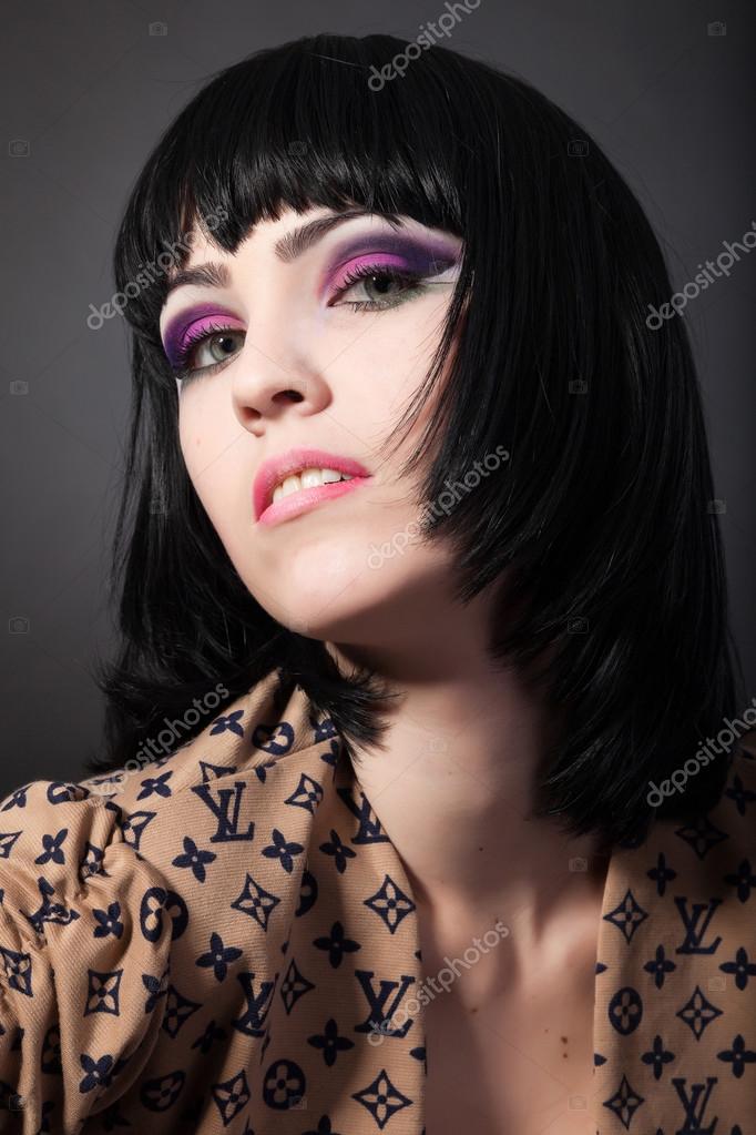 Retrato de una mujer morena con maquillaje brillante — Foto de stock #41337261 © bloodua