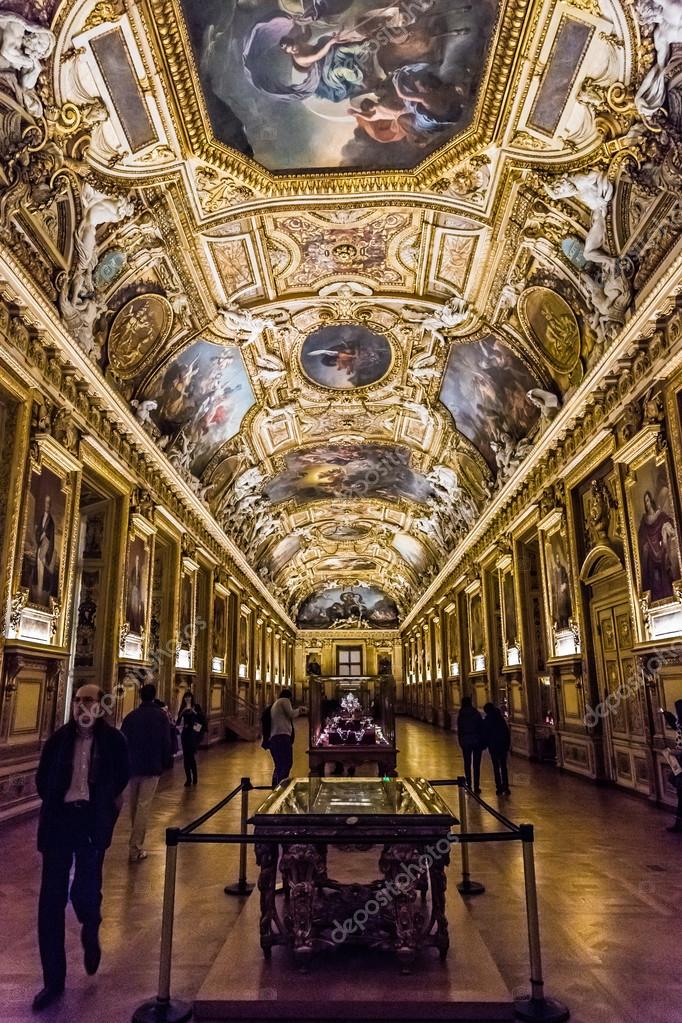Large painting gallery at the Louvre museum in Paris – Stock Editorial ...