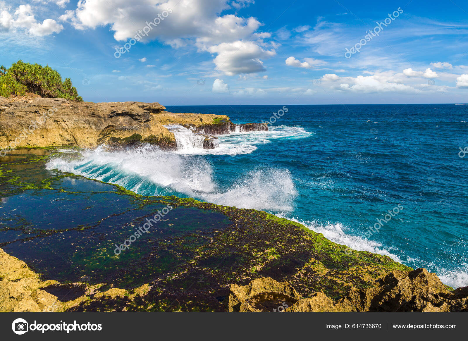 Smaller Devil's Tear Nusa Lembongan Island Sunny Day Bali Indonesia ...