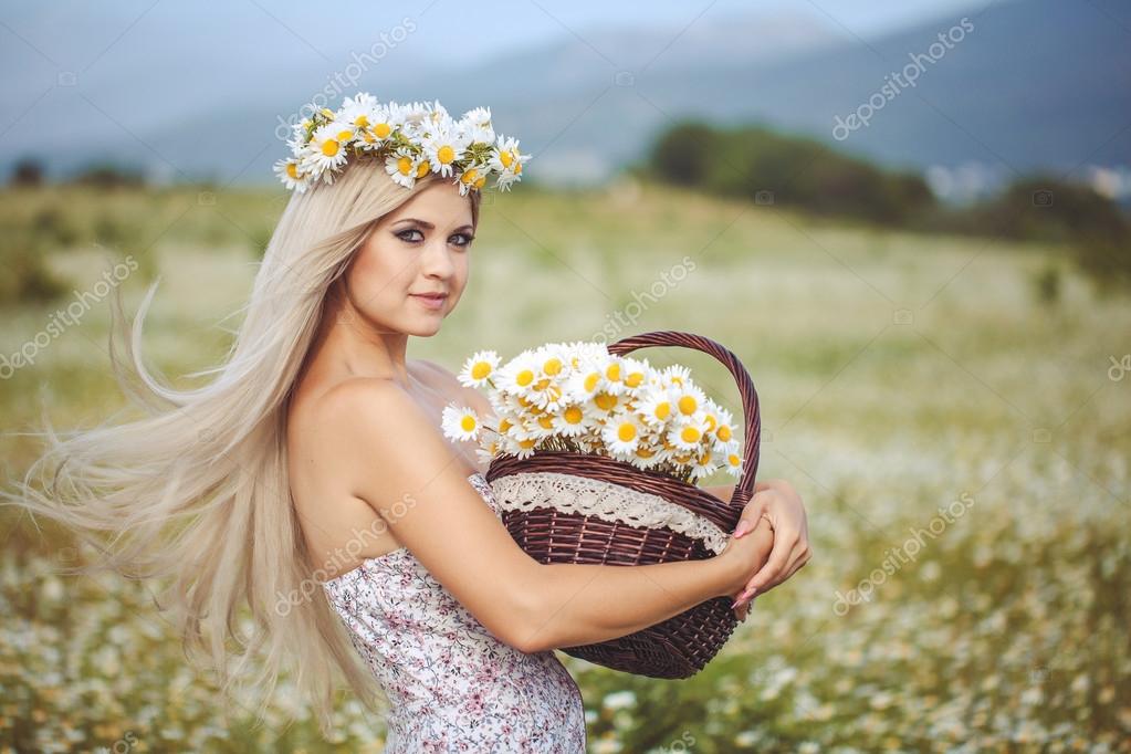 Attractive Blonde In Chamomile Field Young Woman In Wreath — Stock