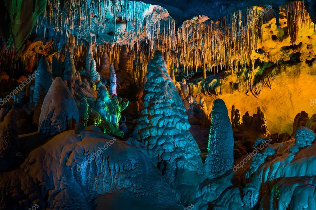 Estalactitas y estalagmitas — Fotos de Stock © Irin717 #38411851