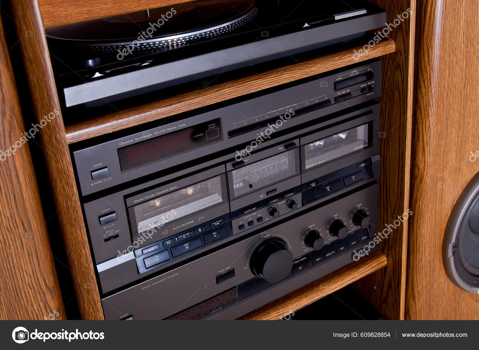 Vintage Stereo Components Gear Tower Including Turntable Tuner Amplifier Cassette — Stock Photo ...