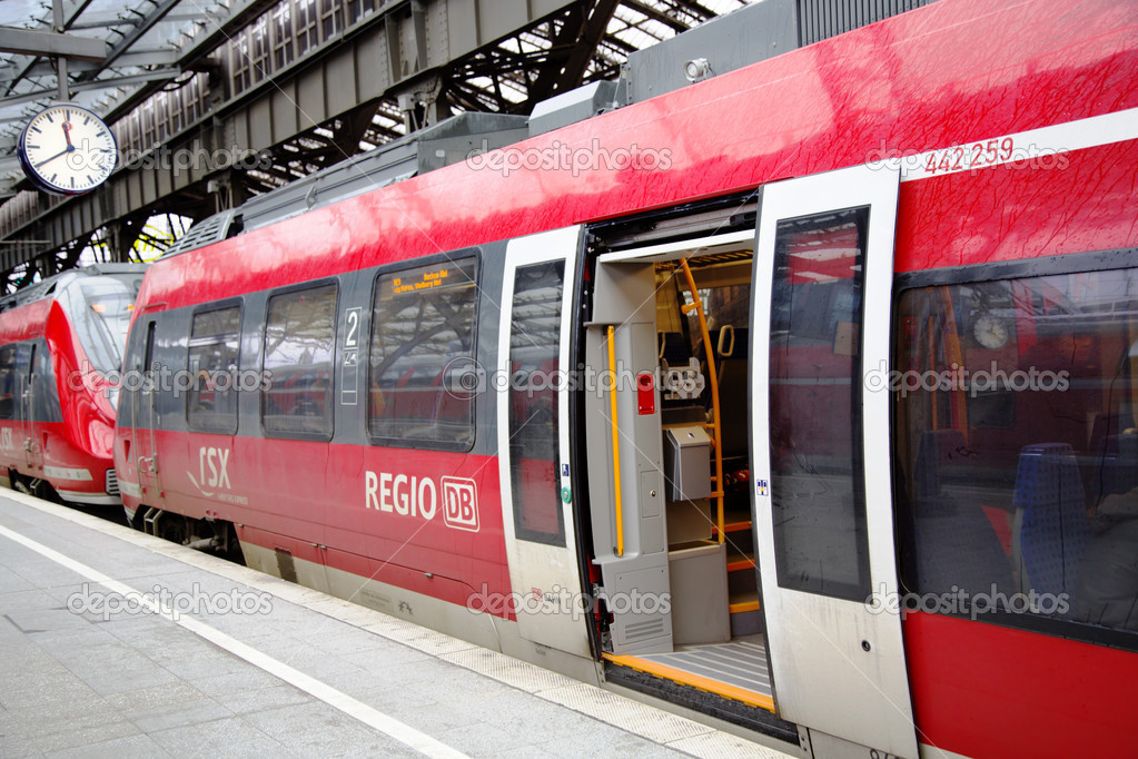 Red carriages of shuttle train on train station — Stock Editorial Photo ...