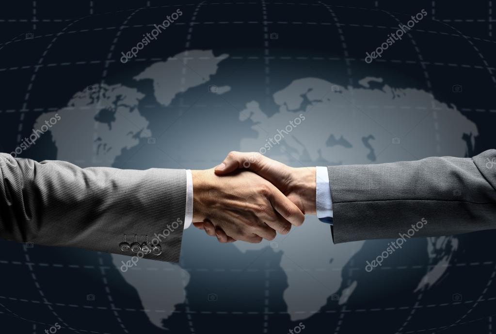 apretón de manos con el mapa del mundo en el fondo 2024