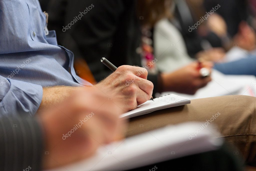 Tomando notas en la conferencia, detalle. 2023