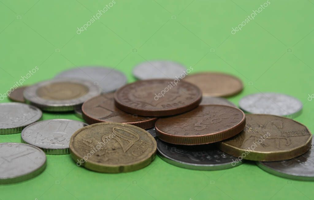 Monedas de diferentes pa ses. Una dispersi n de monedas sobre un fondo ...