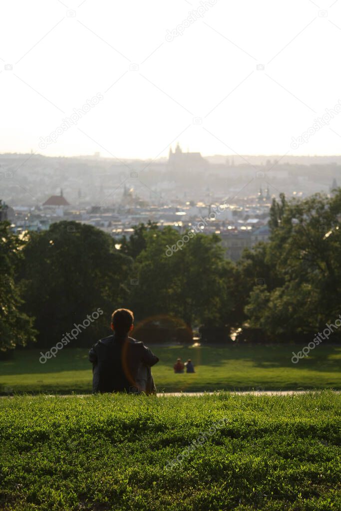 Praga, República Checa - 5 de junio de 2009: Gente sentada en el césped ...