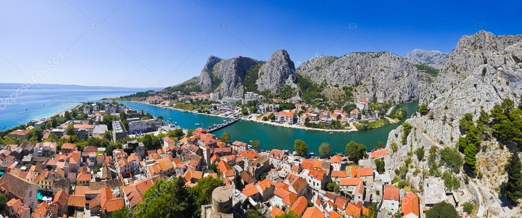 Panorama de la ciudad Omis en Croacia 2023