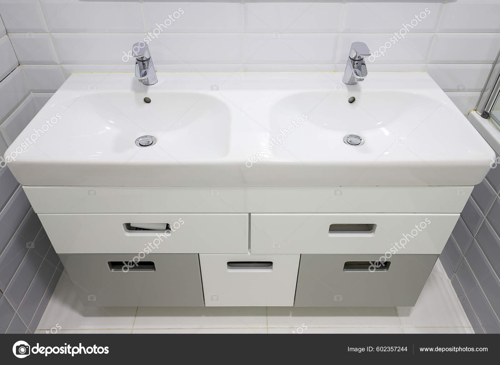 Double Washbasin Two Taps Bathroom — Stock Photo © Viktor4ik #602357244