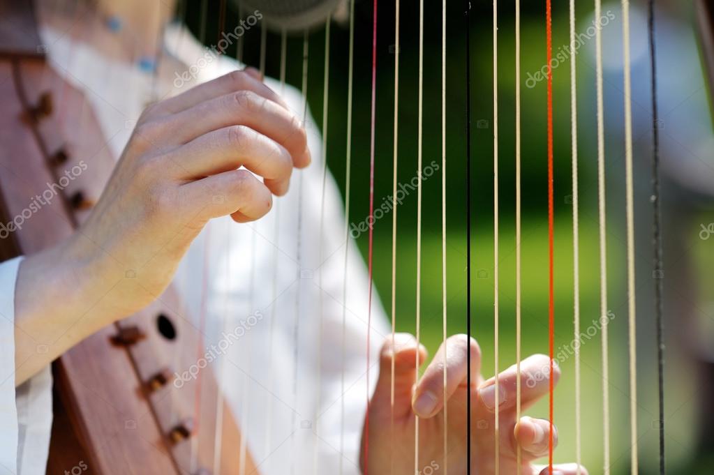 Hand Harp Player