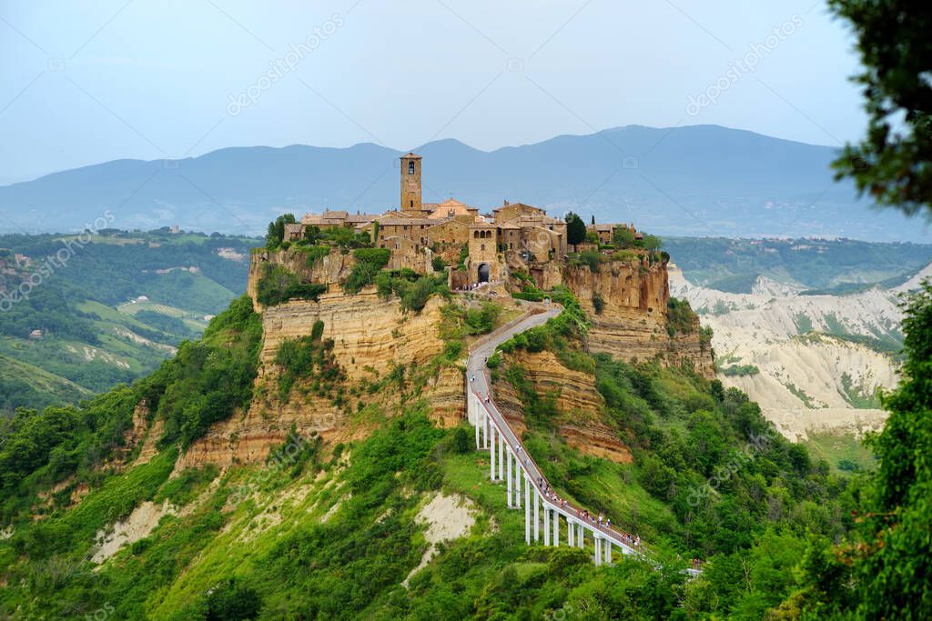 Vista nocturna de verano del famoso pueblo Civita di Bagnoregio ...