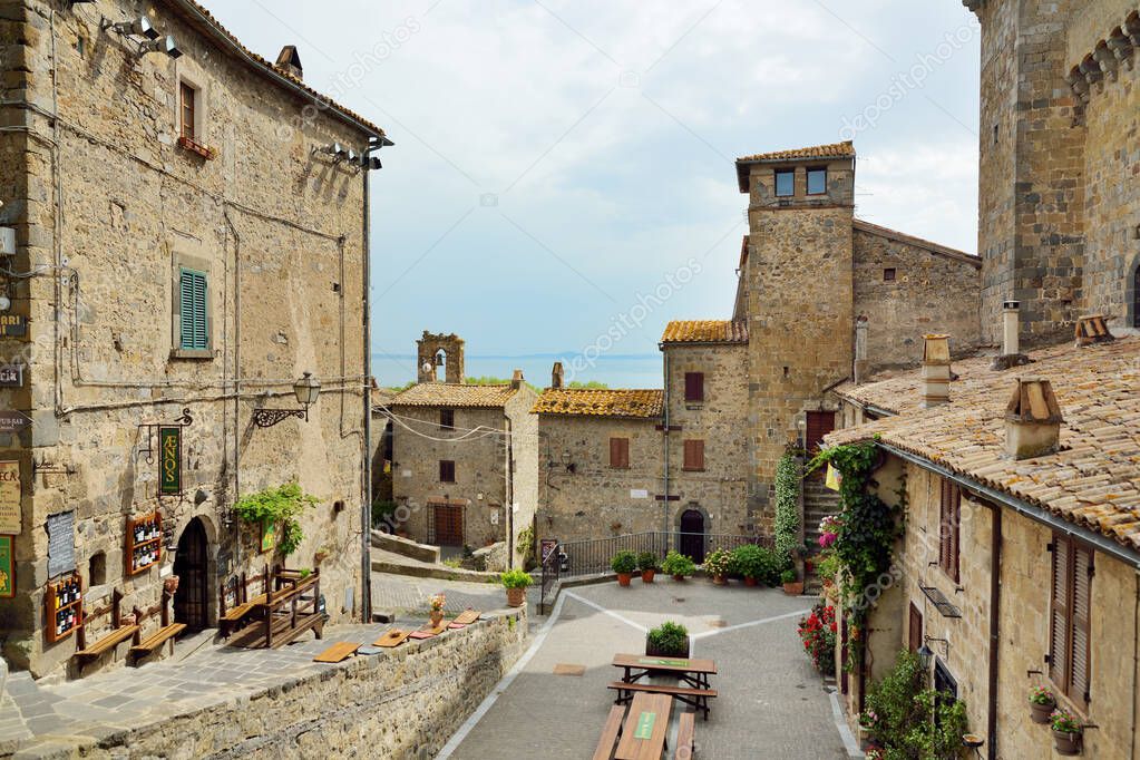 BOLSENA, ITALIA - 9 DE JUNIO DE 2019: Calles medievales de la ...