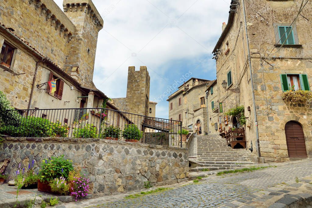 BOLSENA, ITALIA - 9 DE JUNIO DE 2019: Calles medievales de la ...