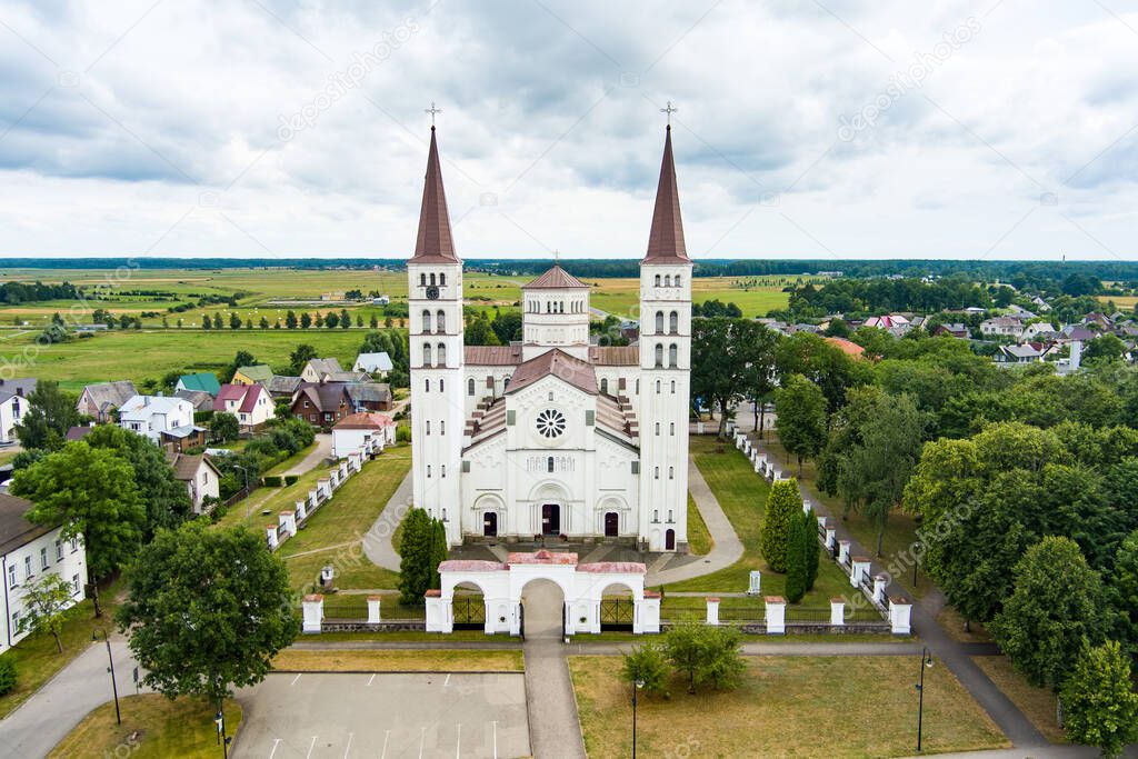Vista aérea de la iglesia de San Miguel Arcángel en Rietavas ...