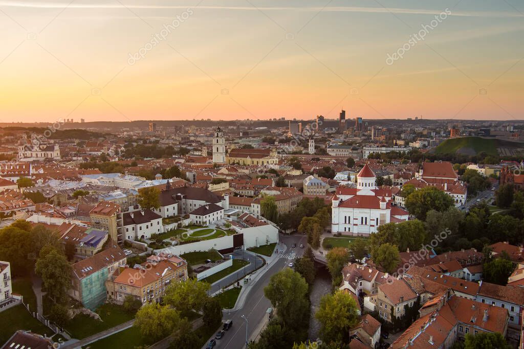 Vista aérea del casco antiguo de Vilna, una de las ciudades antiguas ...