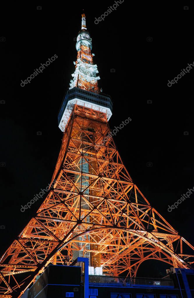 La vista hacia arriba en la brillante red Eiffel-como la Torre de Radio ...