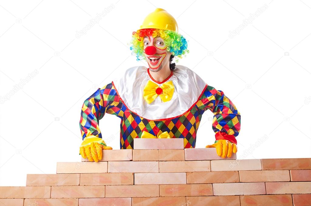 Mal concepto de construcción con ladrillos de tendido payaso 2025